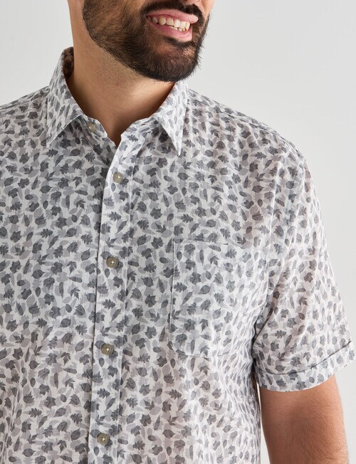 Kauri Trail Leaf Short Sleeve Slub Shirt, Taupe - Mens Red Dot